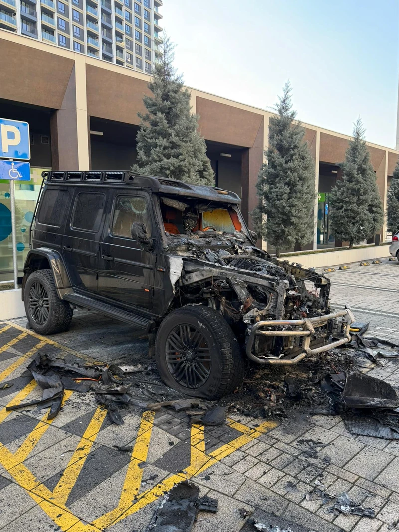 UGLJENISANI AUTO, POLOMLJENO STAKLO Prve slike zapaljenog automobila ...